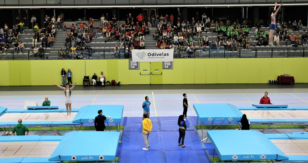 Centenas de atletas em competição de ginástica no Multiusos de Odivelas ...